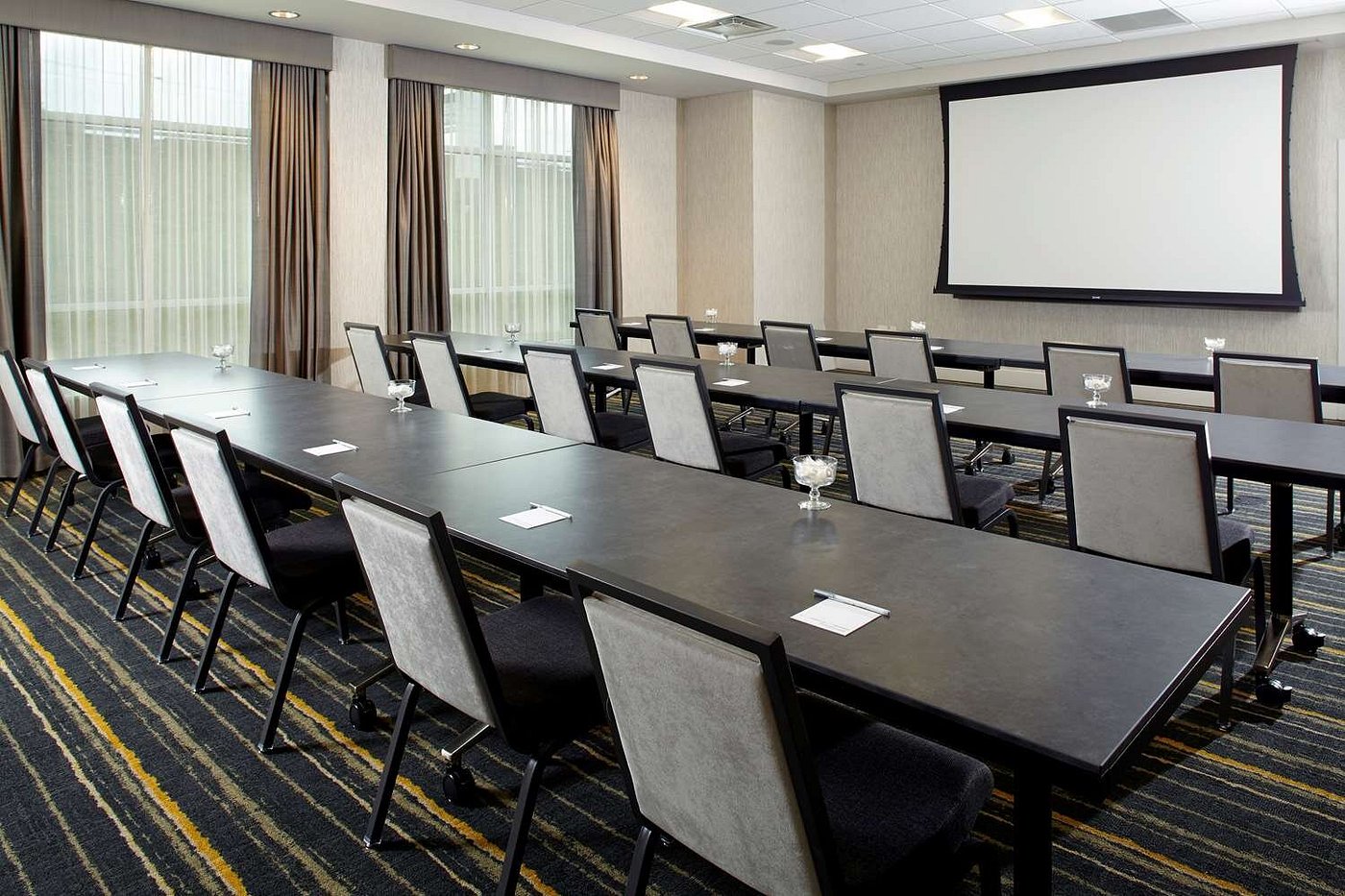 Hampton Inn & Suites Pittsburgh Airport South–Settlers Ridge, PA | Revere