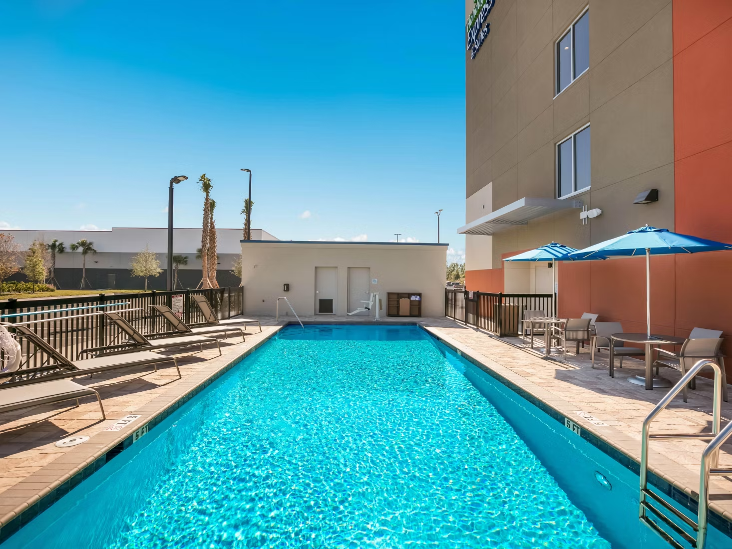 Holiday Inn Express & Suites Jacksonville Town Center | Revere
